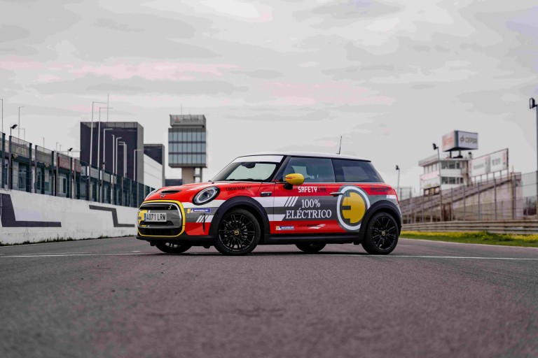 El MINI Electric, Safety Car de la Copa Racer 2022 | MINI España